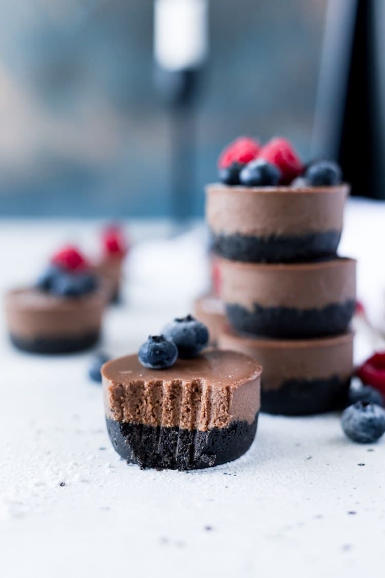 Vegan Mini Chocolate Cheesecakes #ValentinesSweets - Saving You Dinero